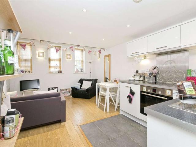 A modern split level one bedroom apartment set within a gated school conversion close to Arsenal and Holloway Road stations