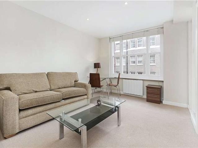 A modern studio apartment, set in the heart of Mayfair benefiting from a porter and lift access