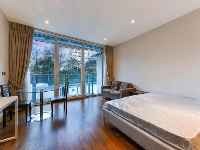 A modern studio apartment to let in Eustace Building SW11