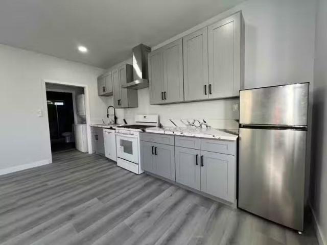 A new studio for small fam in Westminster, brand new kitchen.