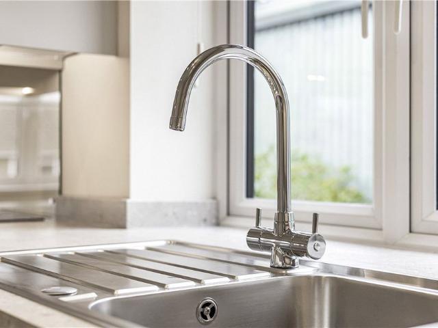 A newly built modern apartment situated on the first floor with allocated parking in this popular south Oxfordshire location. Ideally located for access to the A34, central Abingdon, Oxford and Didcot for train links