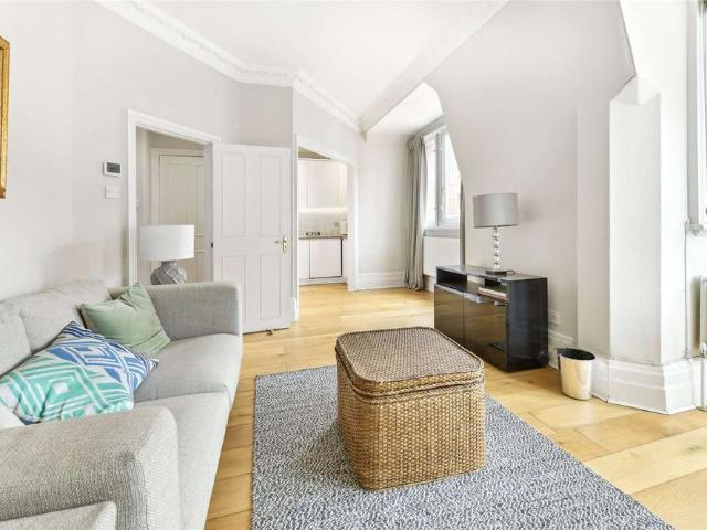 A newly redecorated two double bedrooms with direct lift access