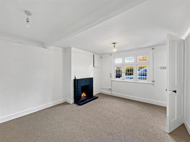 A one bedroom mid terrace house, with large enclosed garden and off road parking, located in the desirable village of Newton. Well located for commuting to London given its close proximity to M11 as well as Addenbrookes Hospital. The village itself o