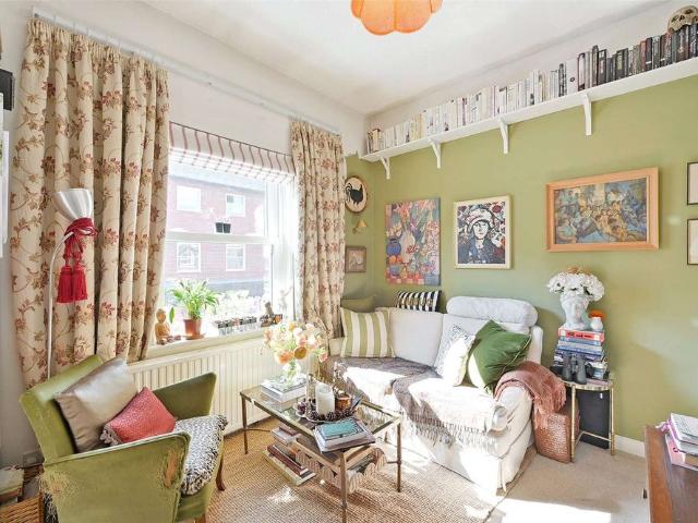 A one bedroom apartment conveniently located in town centre