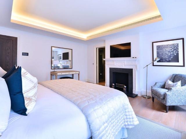 A one bedroom apartment of approximately 1096 square feet