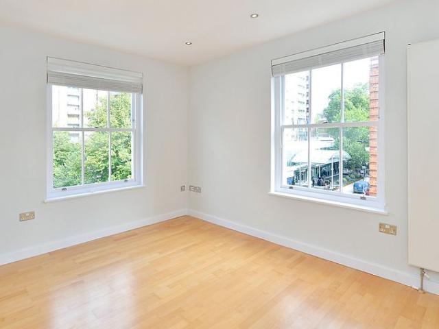 A one bedroom apartment situated on the third floor of a beautiful Georgian conversion, close to the excellent amenities of the West End and within walking distance to Hyde Park
