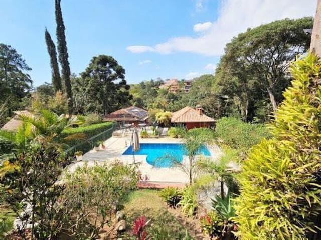 A área de lazer é um verdadeiro convite ao relaxamento, com uma bela piscina com cascata e um terraç