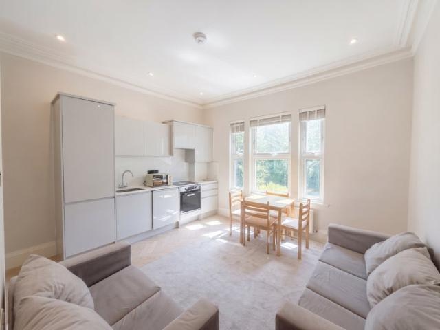 A beautiful 2 bedroom flat in Friern Barnet N11