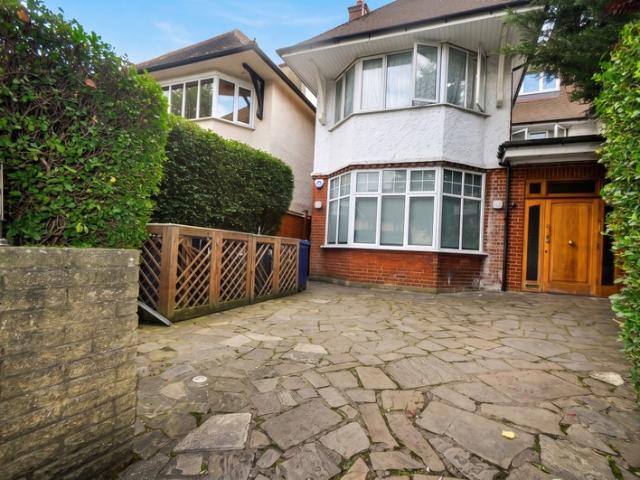 A beautiful 2 bedroom flat in Golders Green NW11