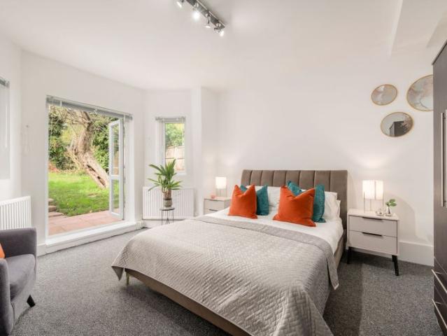 A Beautiful 2Bedroom Garden Flat Palmers Green N13