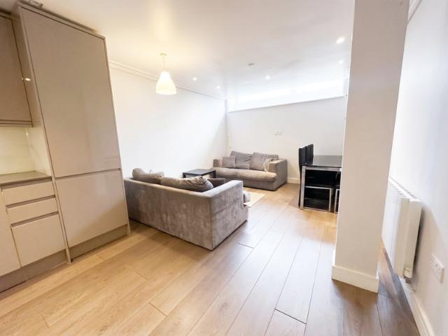A beautiful 3 bedroom 2 bathroom property in N7