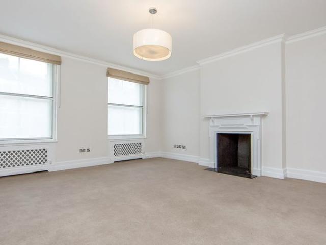 A beautiful three bedroom apartment located moments from the amenities of Oxford Street and the open green spaces of Hyde Park. Offering ample accommodation over the 1113Sq Ft