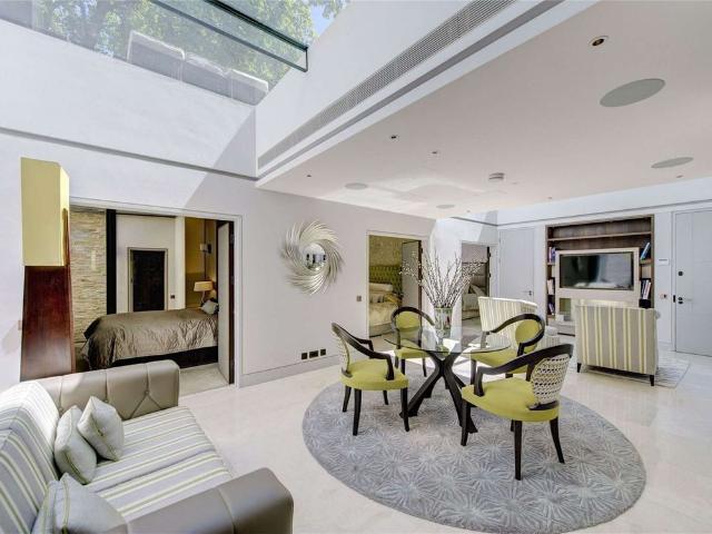 A beautiful apartment located on Princes Gate with a private Terrace leading out onto Princes Gardens. The property offers an abundance of space arranged over four floors