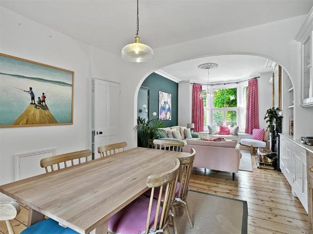 A beautiful, mid terrace period property with four bedrooms and enclosed garden, offering generous living accommodation across three floors. Minutes’ walk away from Cambridge train station and the city centre, as well as the local amenities Mill Roa