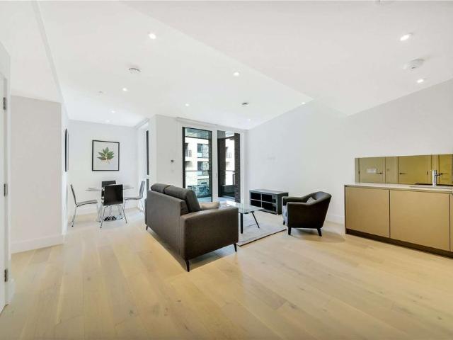 A beautiful one bedroom apartment, situated on the first floor of this modern development close to the local amenities of Surrey Quays