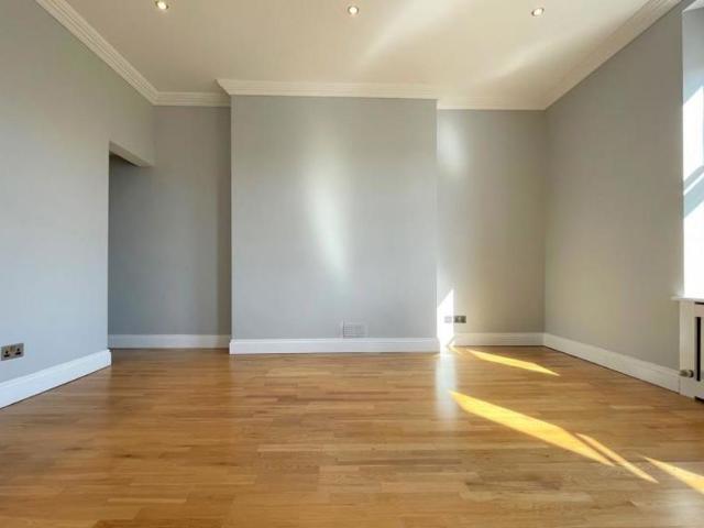A beautiful one bedroom, first floor flat within a stones throw of Durdham Downs and a short walk to Whiteladies Road and Clifton Village