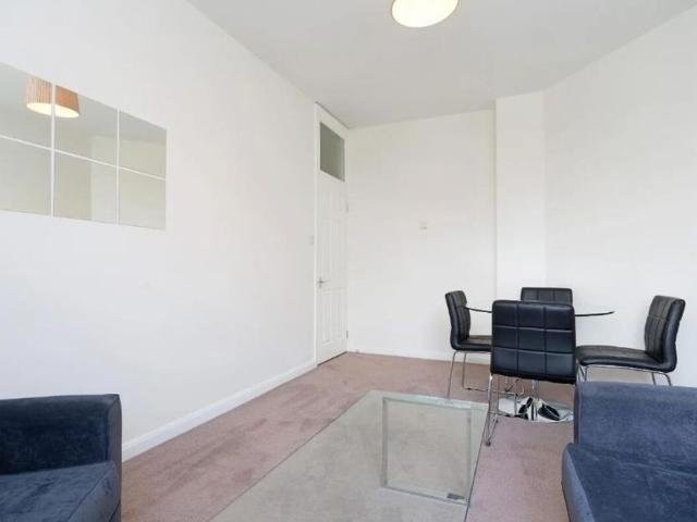A beautiful second floor, 2 bedroom apartment to rent in St John's Wood, NW8