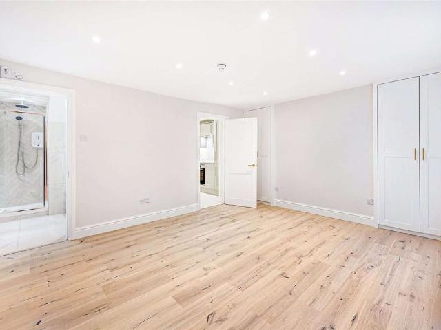 A beautiful studio apartment with private garden, in prime Marylebone location