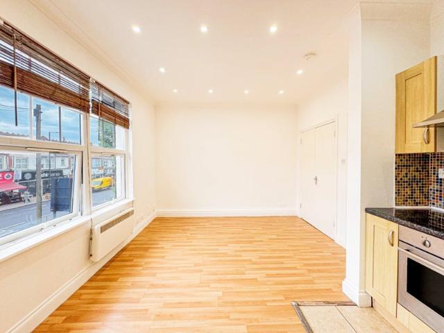 A beautiful studio flat to rent in N12