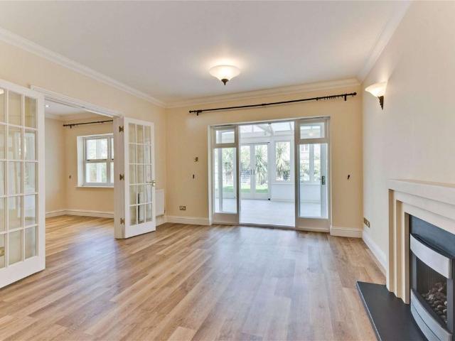 A beautifully maintained 5 bedroom, 3 bathroom family home in a highly desirable cul de sac location
