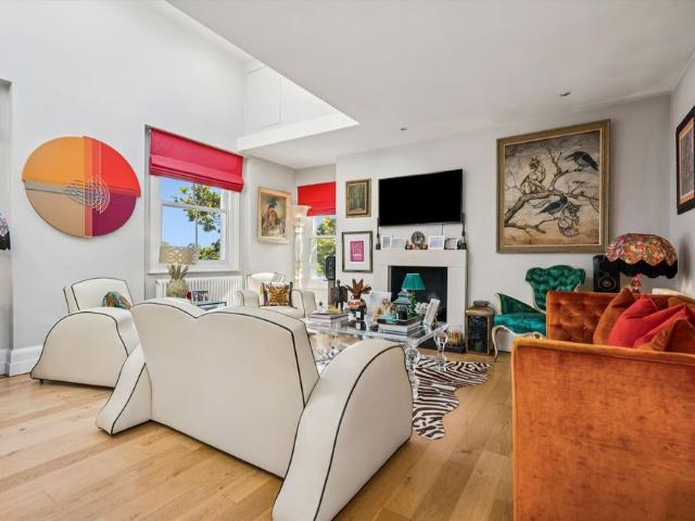 A beautifully appointed four bedroom riverside home on the prestigious Upper Mall, benefitting from wonderful views across the River Thames