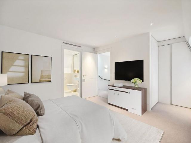 A beautIfully arranged three bedroom house to rent in Knightsbridge, SW1X