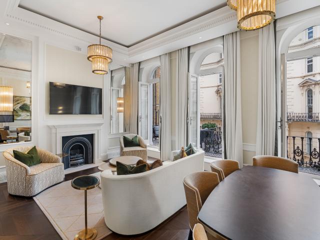 A beautifully designed apartment with a south facing terrace in Kensington