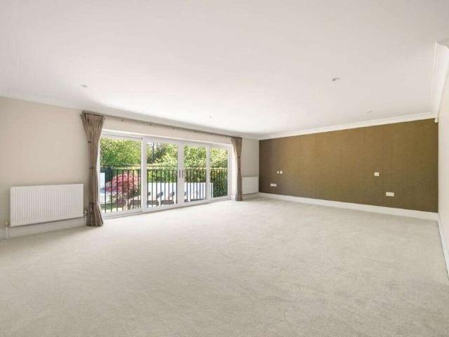 A beautifully designed home in one of Cobham's premier private estates. Set within half and acre having been extensively refurbished by the current owners