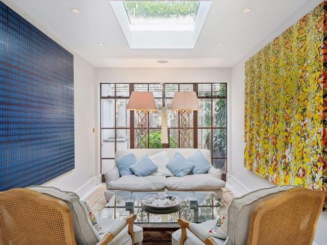 A beautifully designed three bedroom house with roof terrace, moments from the King’s Road for let in SW3
