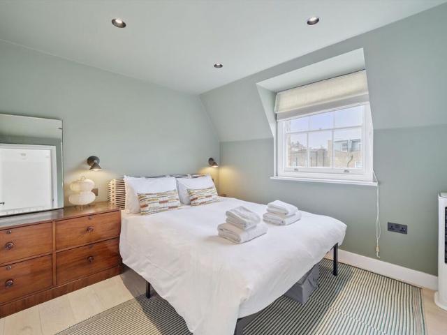 A beautifully finished one bedroom apartment set within an attractive period building on the highly sought after Pembroke Road, a short distance from Kensington High Street