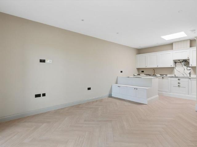A beautifully finished and exceptionally spacious two‑bed first‑floor apartment in the gated Esher Ridge development, offering modern interiors and access to well‑maintained communal gardens