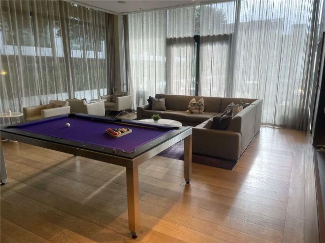 A beautifully presented, 1 bedroom apartment situated on the 14th floor of the spectacular Heron development in the City