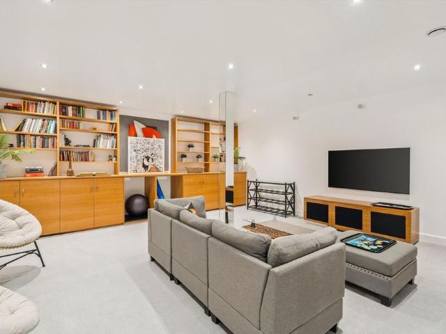 A beautifully presented three bedroom Mews house in South Kensington, SW7
