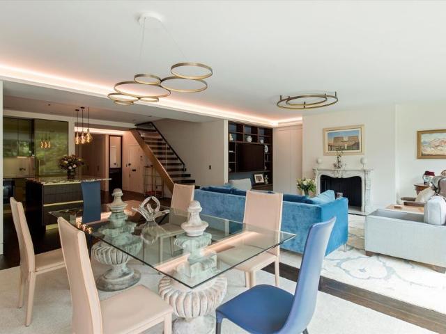 A beautifully presented three bedroom apartment with unprecedented west facing views overlooking Green Park