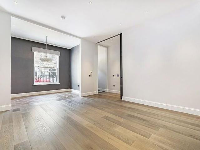 A beautifully presented three bedroom house to rent in Chelsea, SW3