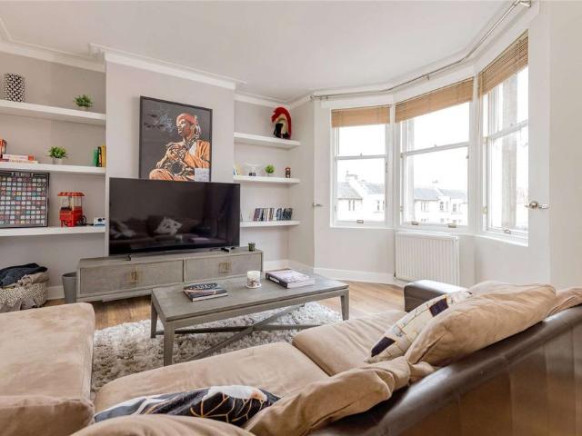 A beautifully presented three bedroom second floor flat in desirable Comely Bank, available for long term let