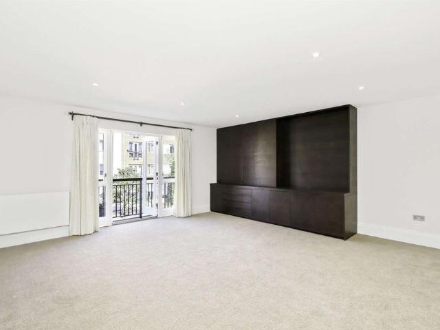 A beautifully presented townhouse moments from the River with garden and parking