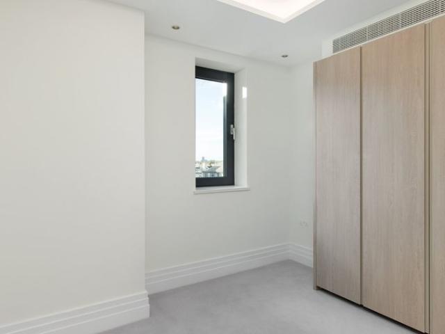 A beautifully presented two bedroom, two bathroom apartment on the sixth floor, set within the sought after 50 Kensington Gardens Square development, offering 24 hour concierge
