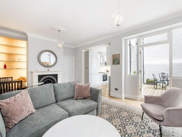 A beautifully presented two bedroom apartment available to let in Westminster, SW1