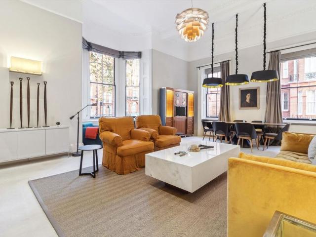 A beautifully presented two bedroom property on the popular Cadogan Square, SW1
