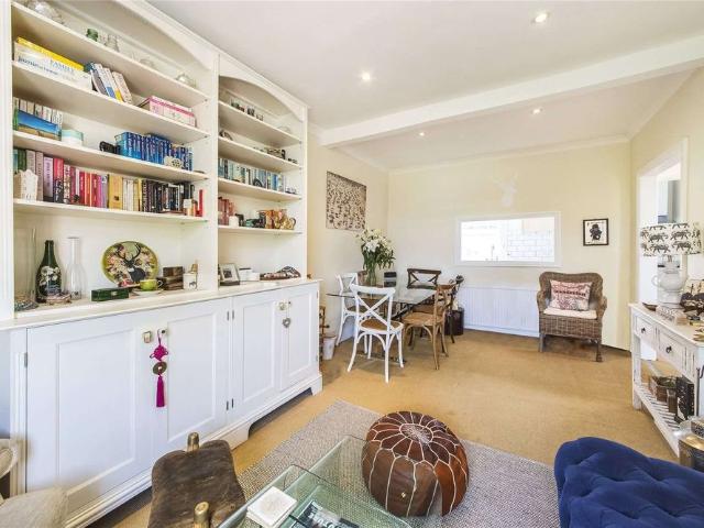 A beautifully presented two double bedroom flat on Battersea High Street, only a few minutes from open spaces of Battersea Park and Battersea Square