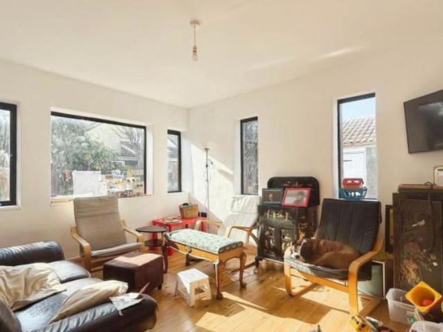 A beautifully presented and generously sized four bedroom detached home, perfectly positioned in a highly sought after location. Just a one minute walk from the train station and within easy reach of the vibrant high street this stunning property offers both convenience and exceptional living space
