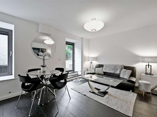 A beautifully presented and fully furnished super studio apartment with private patio in a prime central Windsor setting