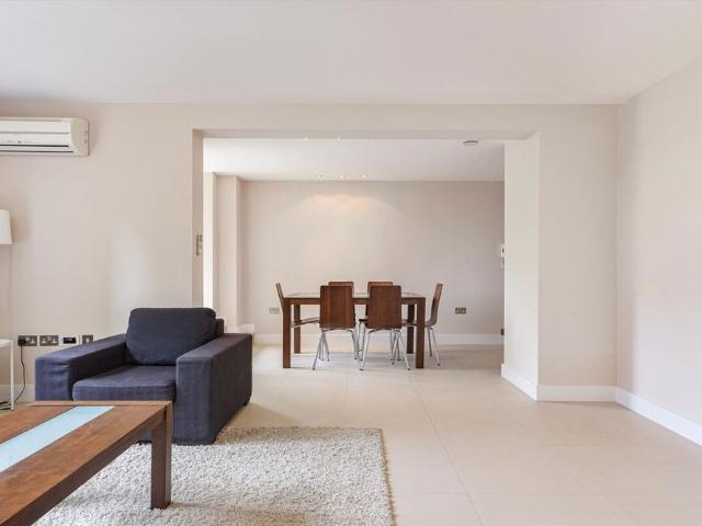 A beautifully presented apartment in a private gated block in prestigious St John’s Wood with 24 hour porterage