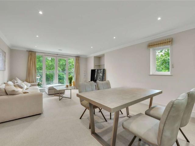 A beautifully presented executive first floor apartment offering spacious and contemporary accommodation, complete with secure underground parking and direct lift access