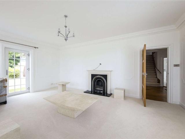 A beautifully presented four double bedroom detached family house situated in a popular private road in Leatherhead