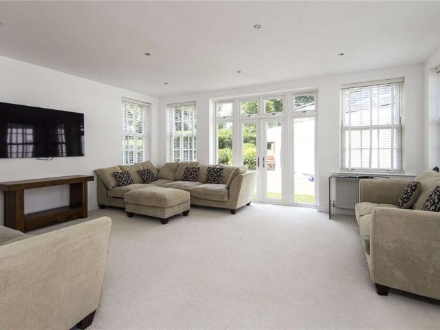 A beautifully presented four double bedroom detached family house situated in a popular private road in Leatherhead