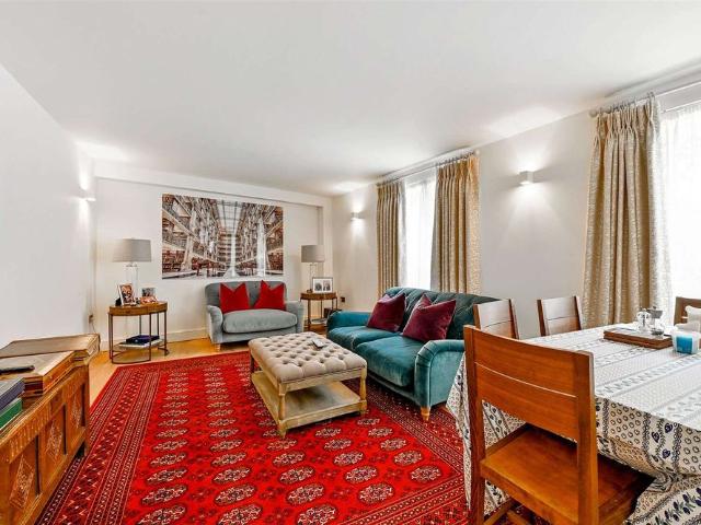 A beautifully presented, furnished, four bedroom home with wonderful Long Walk views on sought after Park Street