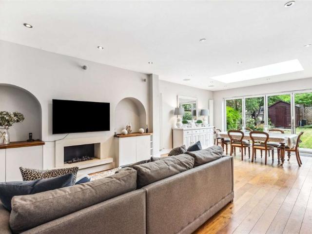 A beautifully presented, incredibly spacious five bedroom family house close to Wandsworth Common
