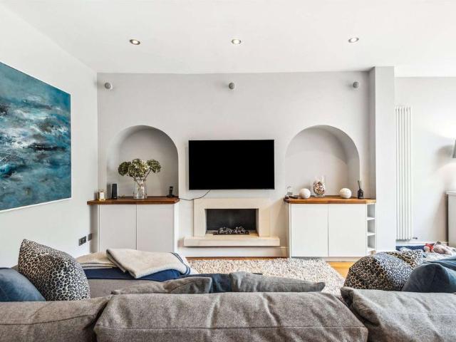 A beautifully presented, incredibly spacious five bedroom family house close to Wandsworth Common